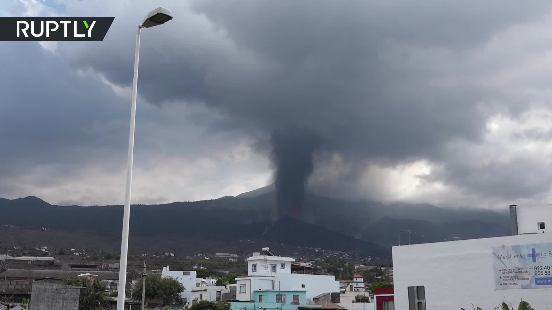 La Palma volcano continues to send smoke pillars into sky over Canary ...